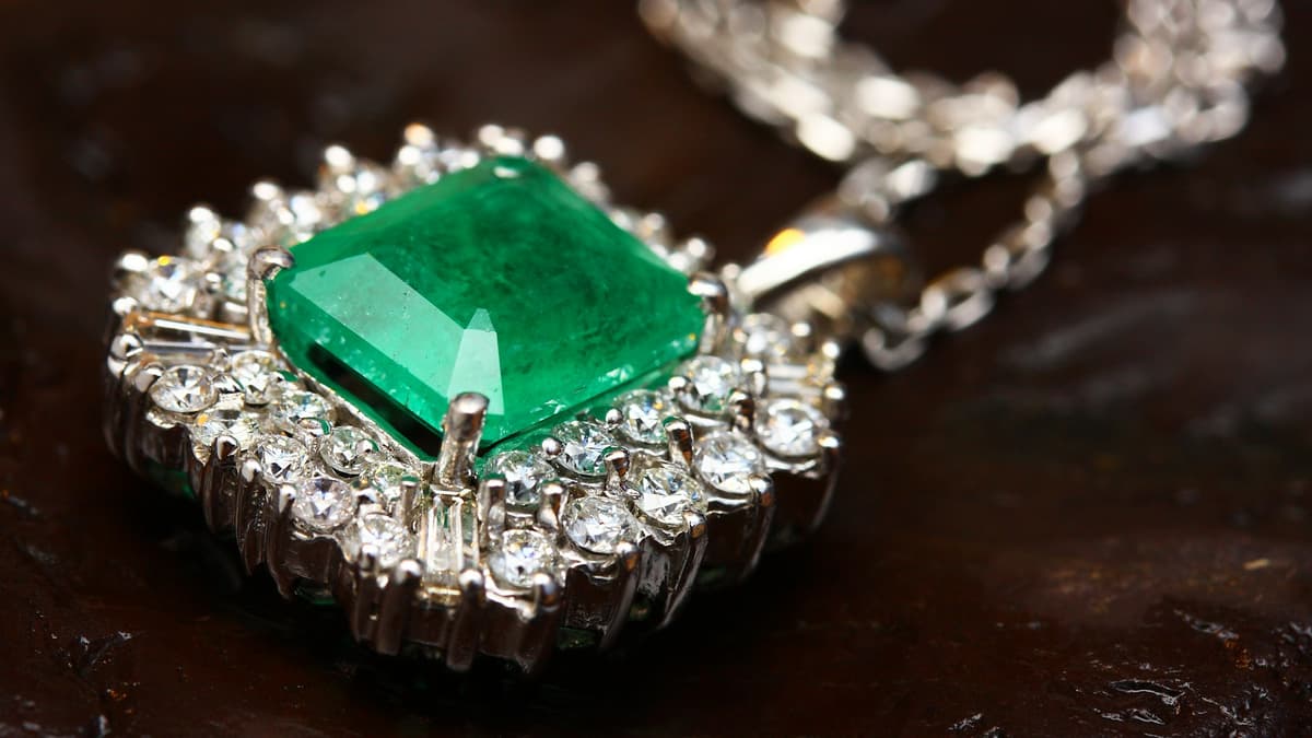 Coloured Gemstone Valuation Guide: Sapphires, Rubies and Emeralds ...